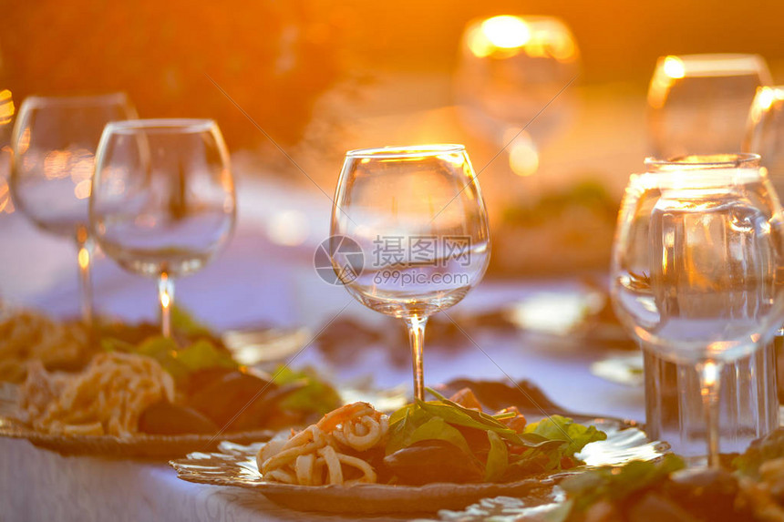 一对夫妇在美丽的夕阳下享用美酒高清图片下载-正版图片505538486-摄图网