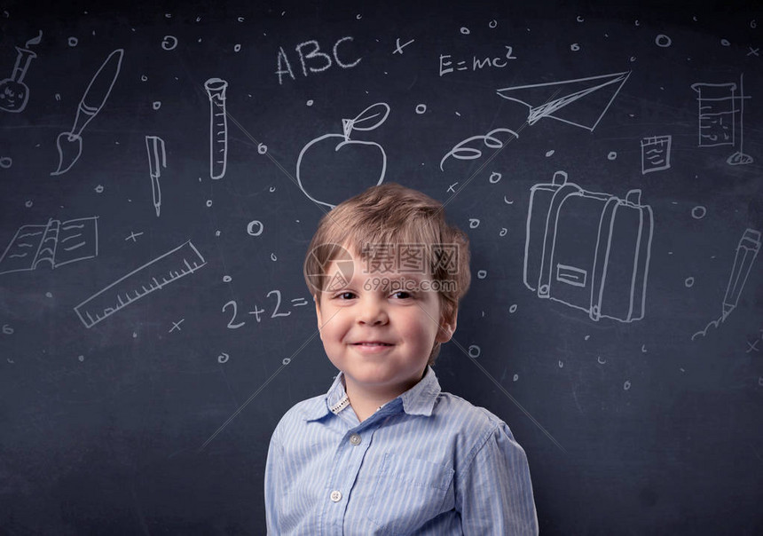 聪明的小孩在黑板前反刍高清图片下载-正版图片505546270-摄图网