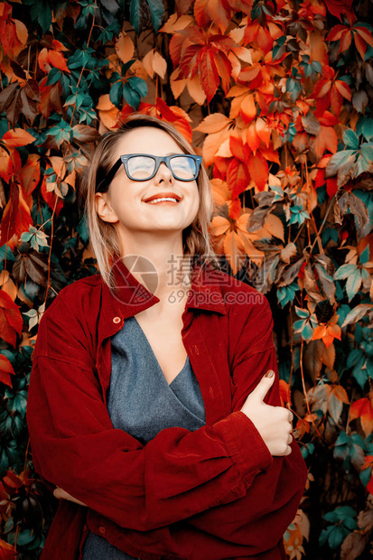 在公园里穿红衬衫的时髦女高清图片下载-正版图片505554117-摄图网