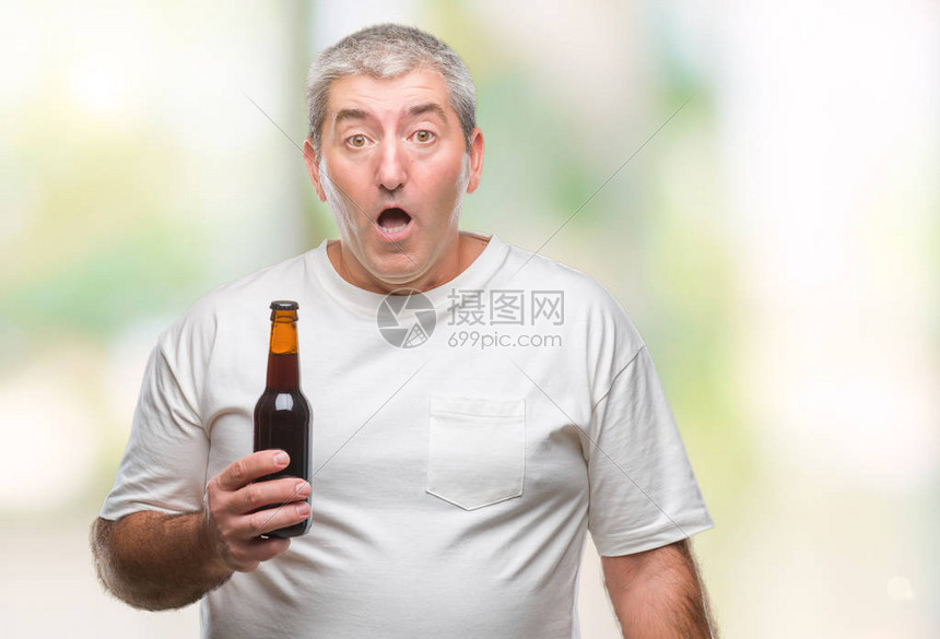 英俊的老人在与世隔绝的背景下喝啤酒瓶高清图片下载 正版图片505562943 摄图网