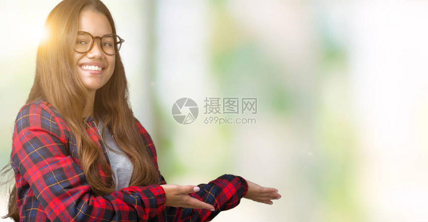 身穿夹克和眼镜的年轻美丽的黑发美女与世隔绝的背景相伴而戴高清图片下载 正版图片505569389 摄图网