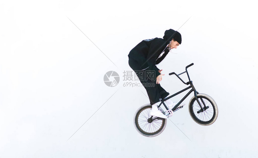 穿散衣的年轻人在白墙的背景下对bmx玩花招BMX骑手让Barzpin高清图片下载-正版图片505569390-摄图网