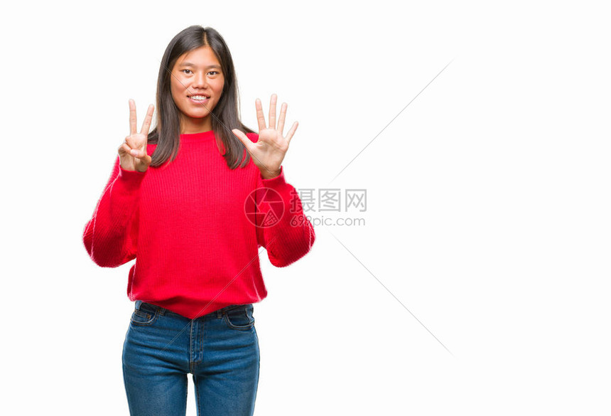 身穿冬季毛衣的年轻亚洲女在与世隔绝的背景下展示并用七号手指向上方高清图片下载 正版图片505575553 摄图网