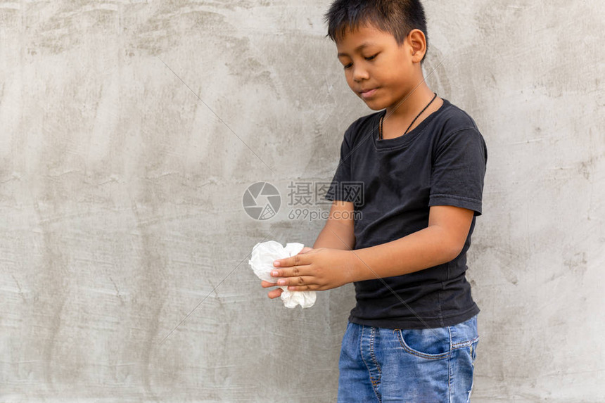亚洲男孩用湿纸巾擦手高清图片下载-正版图片505584156-摄图网