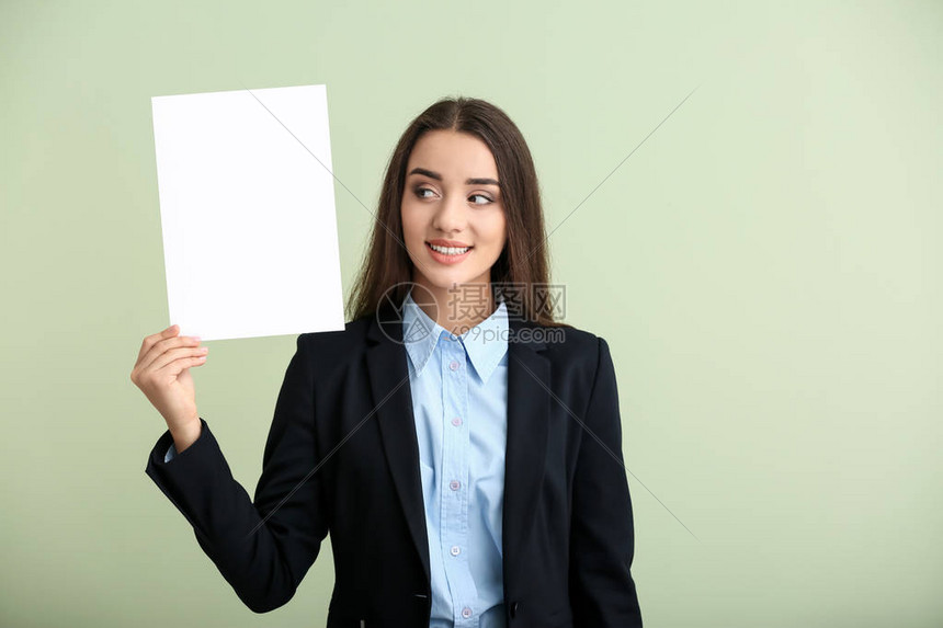 光背景纸空白的年轻女妇高清图片下载 正版图片505592913 摄图网