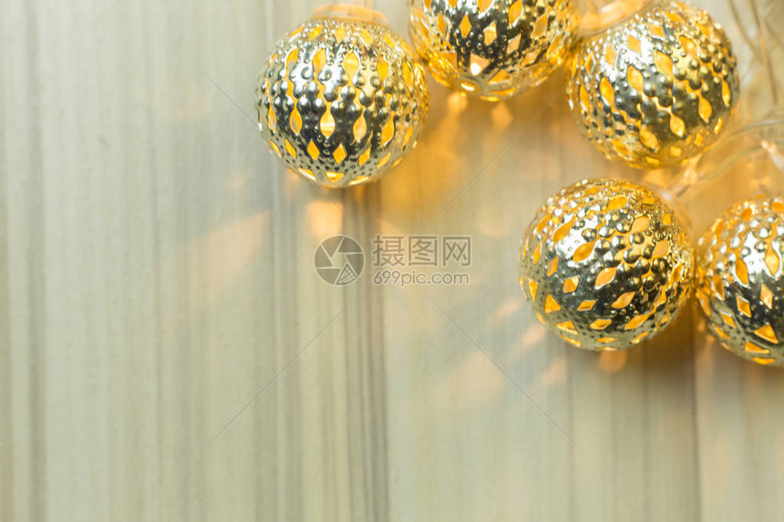 白色木桌背景上的金色圣诞球高清图片下载-正版图片505601910-摄图网