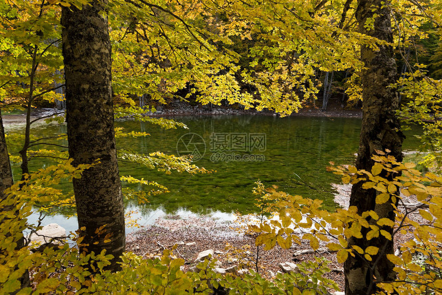 秋天在希腊格拉姆山上看到阿雷恩斯湖或Moutsa高清图片下载-正版图片505604038-摄图网