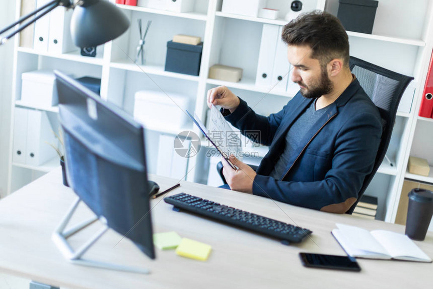 英俊的年轻人在办公室工作他胡子很整洁一个穿着深色西装的年轻人照高清图片下载-正版图片505605297-摄图网