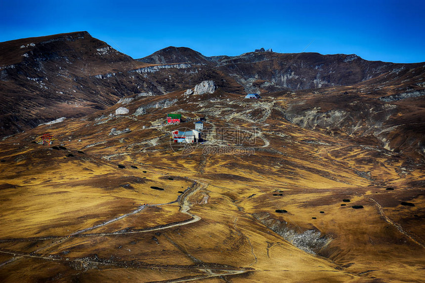 在罗马尼亚辛那亚Sinaia的Cota2000所看到的布斯提尼山脉令高清图片下载-正版图片505612816-摄图网