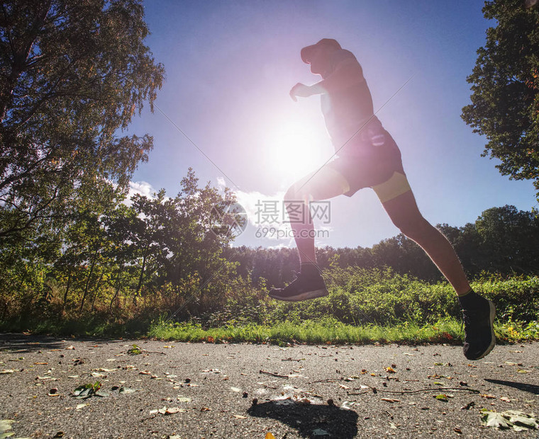 男人在他的循环上快速奔跑高清图片下载-正版图片505613214-摄图网