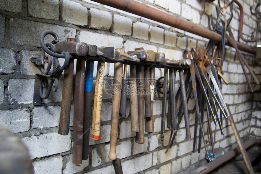 铁匠工作空间墙上的一些工具角度视图Telep高清图片下载-正版图片505615144-摄图网