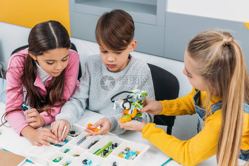 专心的同学们讨论想法高清图片下载-正版图片505624227-摄图网