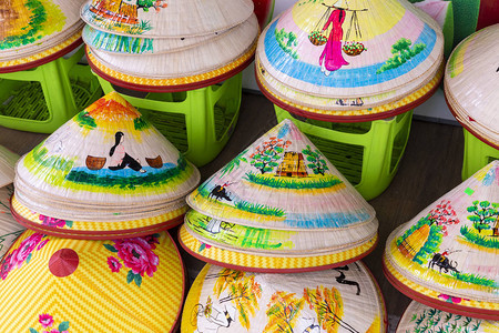 两名戴着越南传统锥形帽的亚洲女游客在越南海亚的一条街道上行走高清图片下载-正版图片504965992-摄图网