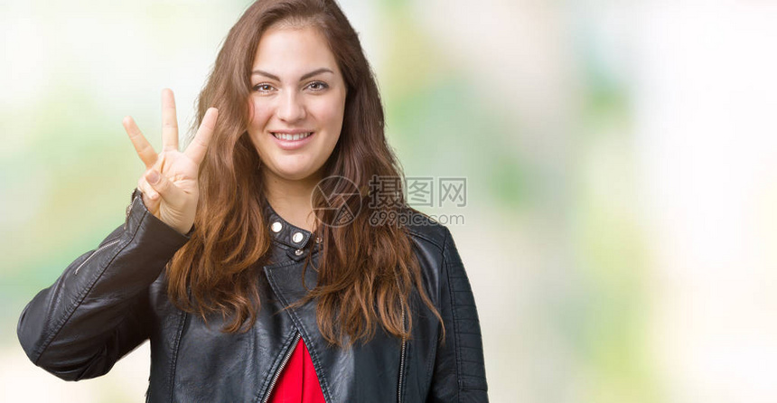 美丽的大码年轻女子穿着时尚皮夹克在孤立的背景下展示并用第三个手指向上方高清图片下载 正版图片505634921 摄图网