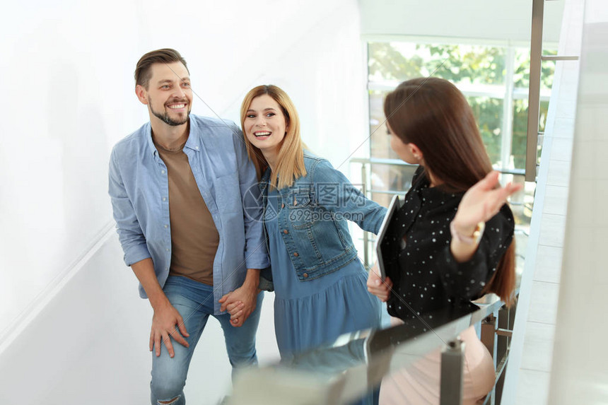 女房地产经纪人在室内露出新高清图片下载 正版图片505636807 摄图网