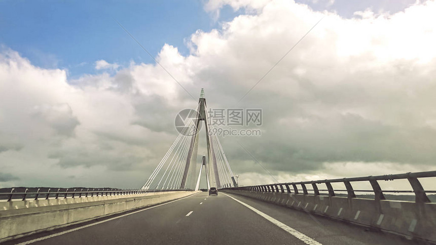 通过瑞典和丹麦之间的Ores高清图片下载-正版图片505637869-摄图网