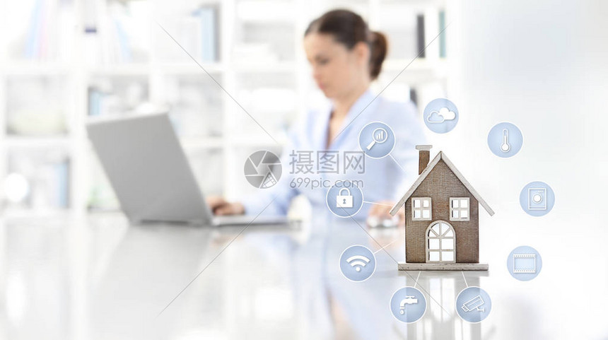 idesktop上与妇女同台的智能家庭自动化概念房和符号高清图片下载-正版图片505642892-摄图网