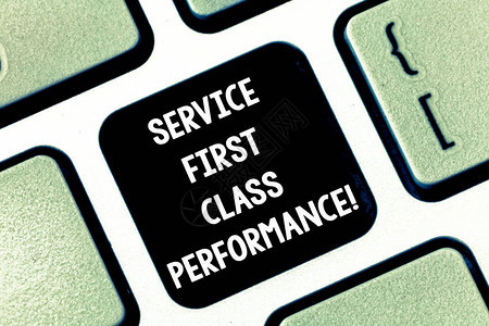 商人坐在反光桌上的木制五星形状之一上的微型模最佳优秀商业服务评级高清图片下载-正版图片506535441-摄图网