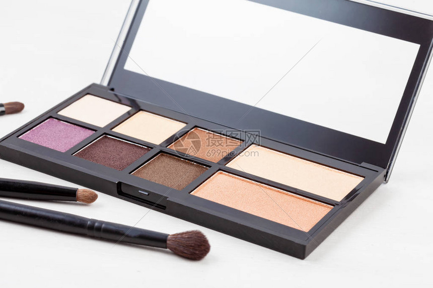 化妆品眼影和刷子模型高清图片下载-正版图片505655553-摄图网