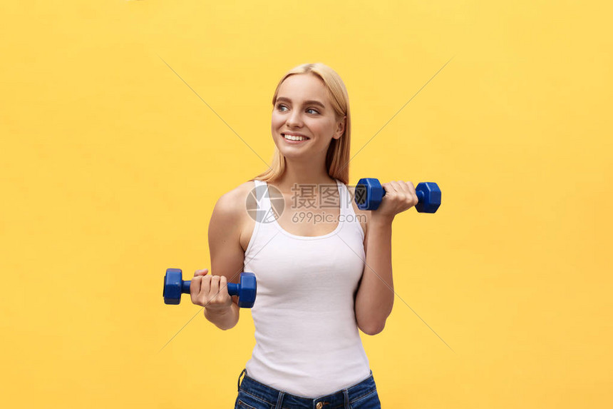 健身女人举重微笑快乐孤立在黄色背景上适合运动型高加索高清图片下载 正版图片505656376 摄图网
