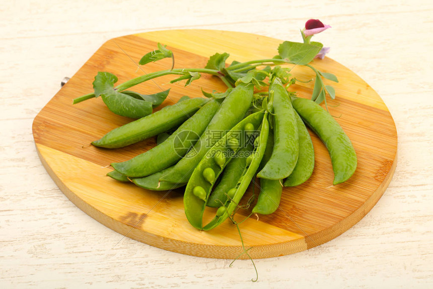 成熟的绿豌豆与叶子高清图片下载-正版图片505665430-摄图网