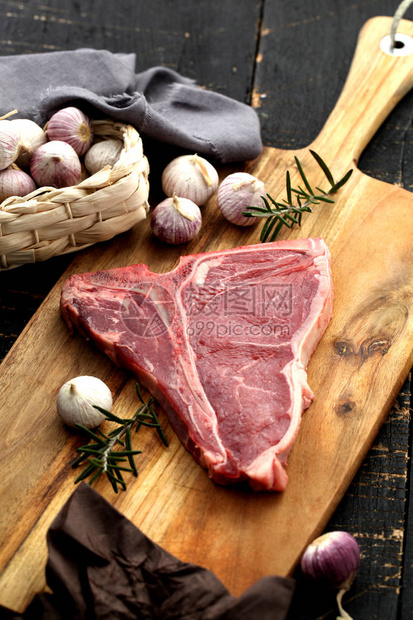 RawT骨牛排配有香料和新鲜草药高清图片下载-正版图片505665810-摄图网