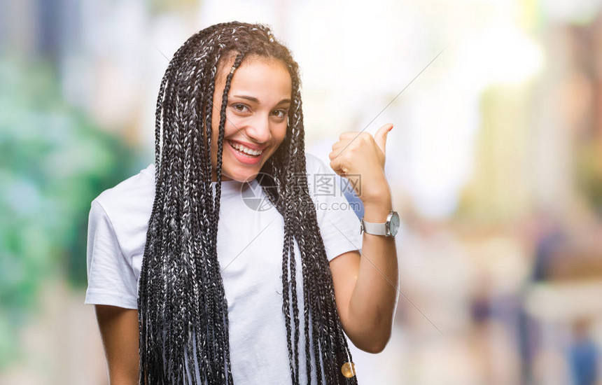 年轻的辫子头发非洲裔美国女孩在孤立的背景下微笑着高清图片下载-正版图片505673945-摄图网