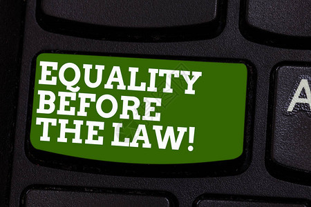 显示法律面前人平等的文字符号概念照片正义平衡保护每个人的平等键盘意图创建计算机消息高清图片下载-正版图片505675000-摄图网