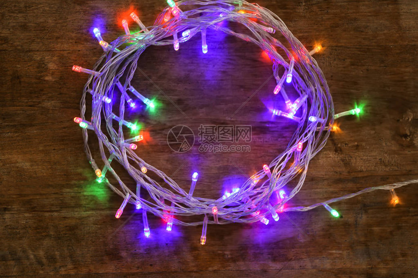 木桌上发光的圣诞灯高清图片下载-正版图片505683964-摄图网