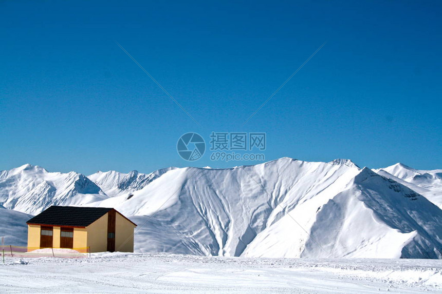 格鲁吉亚Gudauri滑雪度假胜地的雪山上高清图片下载-正版图片505684448-摄图网