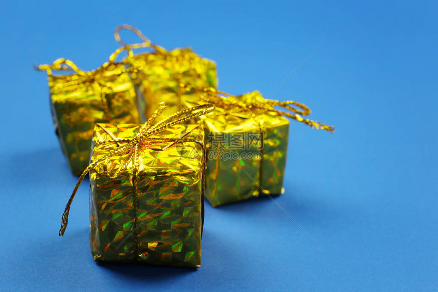蓝纸背景和影印空间上的金礼物盒请查看InfoFin高清图片下载-正版图片505699111-摄图网