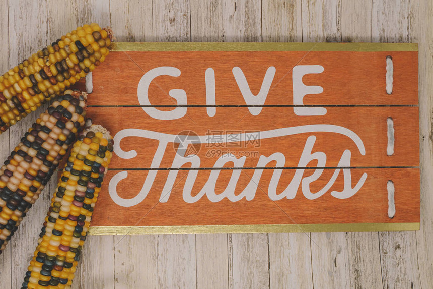 感恩节和印度玉米在木本背景上的感恩节假期应用了艺术因斯塔高清图片下载-正版图片505699755-摄图网