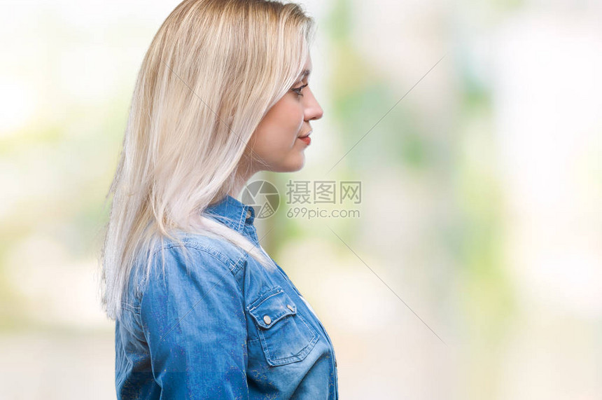 年轻的金发女郎在与世隔绝的背景下望向一边高清图片下载 正版图片505701024 摄图网