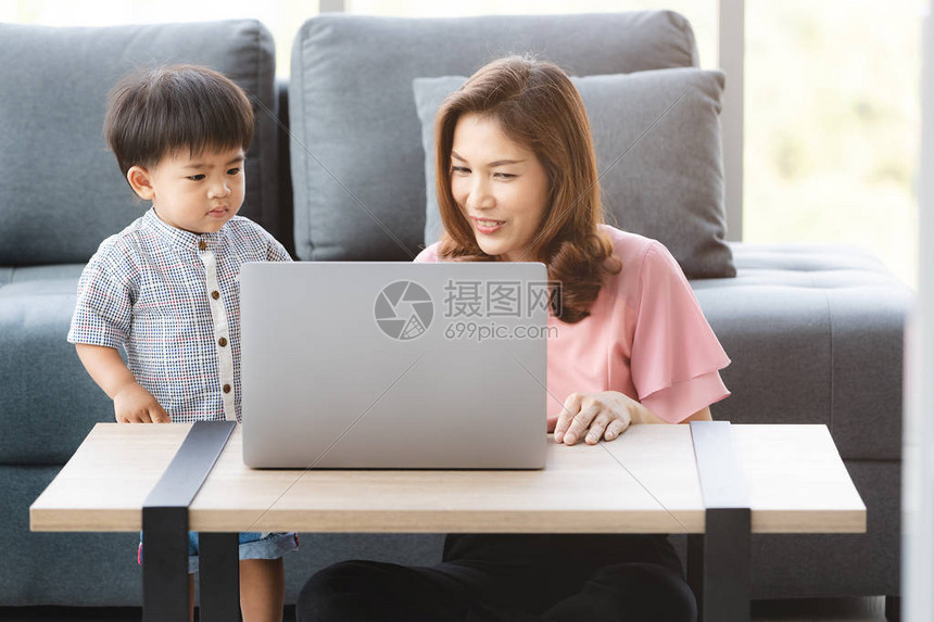 深情地为他指着笔记本屏幕上的东高清图片下载-正版图片505702711-摄图网