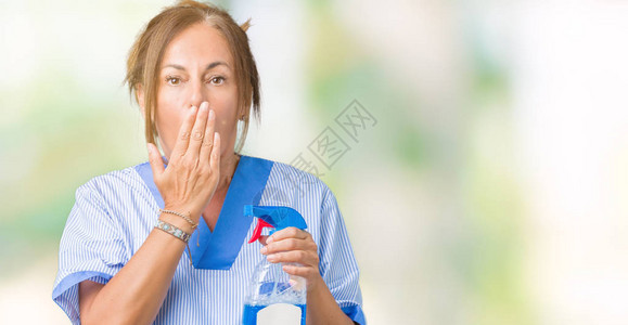 中年黑发清洁女工穿着家务制服背景孤立高清图片下载 正版图片505803348 摄图网