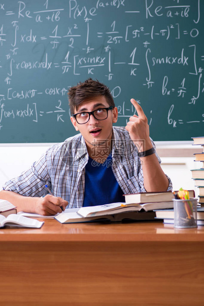 在校学习数学的年高清图片下载-正版图片505725523-摄图网