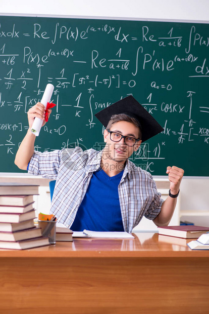 在校学习数学的年高清图片下载-正版图片505725537-摄图网