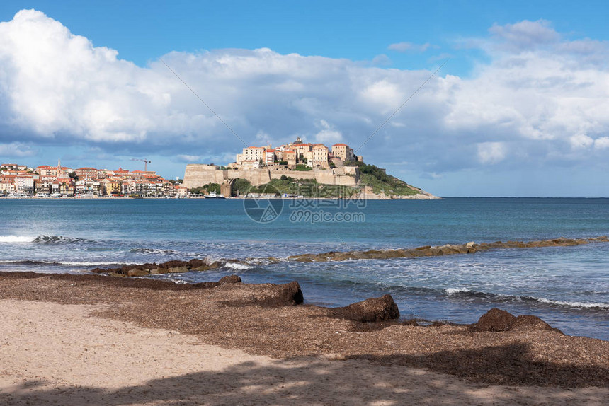 法国科西卡Corsica海草沙滩上的历史城市卡尔维Ca高清图片下载-正版图片505735894-摄图网