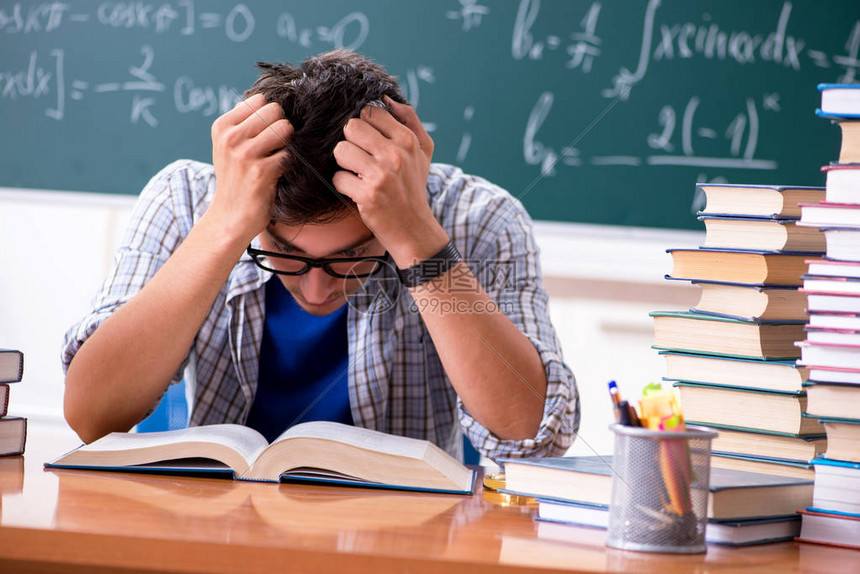 在校学习数学的年高清图片下载-正版图片505736734-摄图网