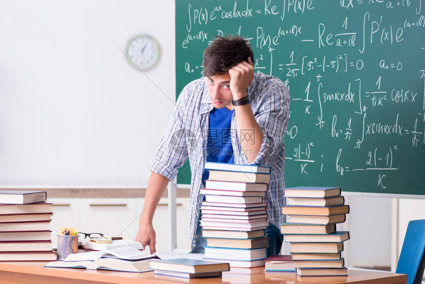 在校学习数学的年高清图片下载-正版图片505753783-摄图网
