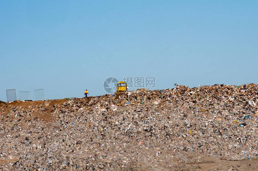 在垃圾场的垃圾山上高清图片下载-正版图片505760027-摄图网