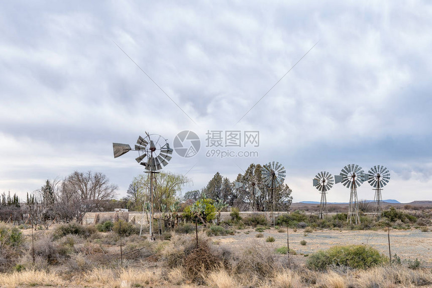 北开普省Vosburg和Britstown之间的六座抽高清图片下载-正版图片505760041-摄图网