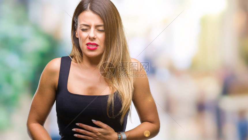 年轻漂亮的女人在与世隔绝的背景下高清图片下载 正版图片505767811 摄图网