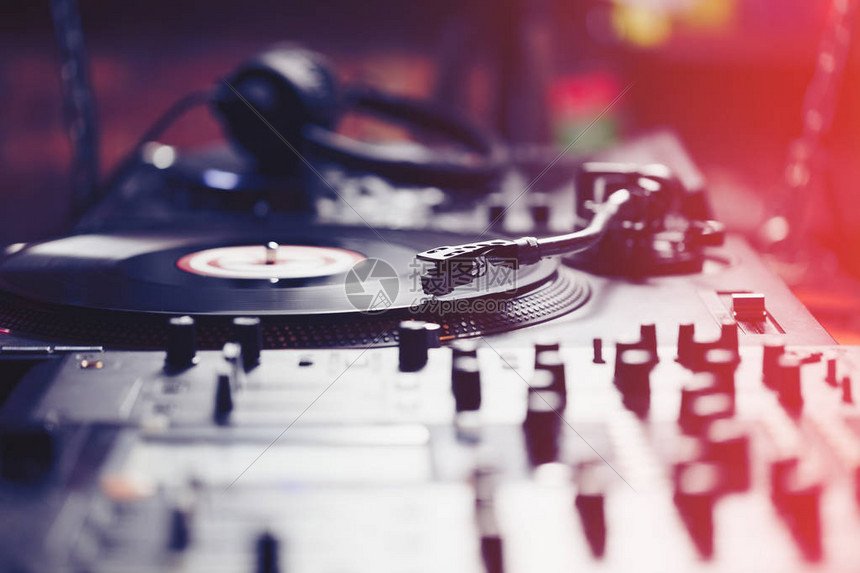 DJ模拟和数字音乐的模拟音响技术高清图片下载-正版图片505768561-摄图网