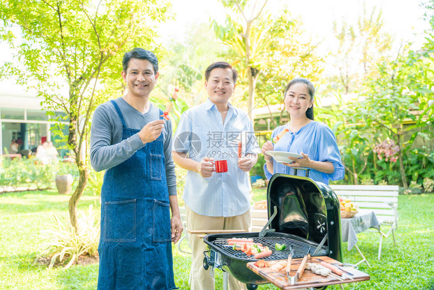 在野外绿公园BBQ食品和饮料的亚洲高级提高清图片下载-正版图片505772418-摄图网