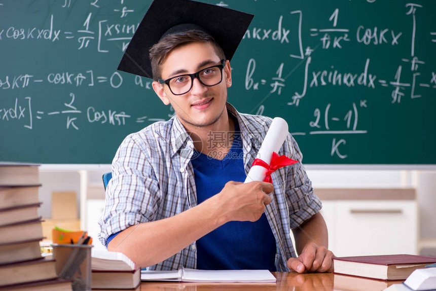 在校学习数学的年高清图片下载-正版图片505778493-摄图网