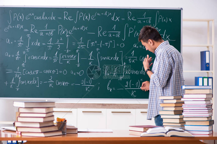 在校学习数学的年高清图片下载-正版图片505791029-摄图网