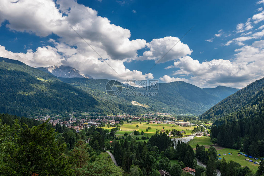 Rendena的Pinzolo小镇高清图片下载-正版图片505798515-摄图网