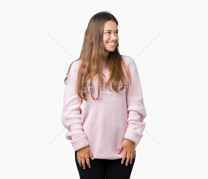 穿着粉红色冬季毛衣的年轻美丽的黑发女人与孤立的背景相距甚远面带笑容自然表情高清图片下载 正版图片505803239 摄图网
