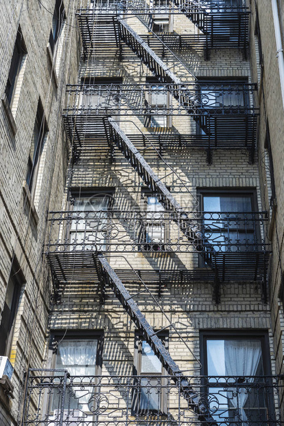 美国纽约州曼哈顿莱姆区具有应急楼梯的典型老旧房屋高清图片下载-正版图片505810006-摄图网